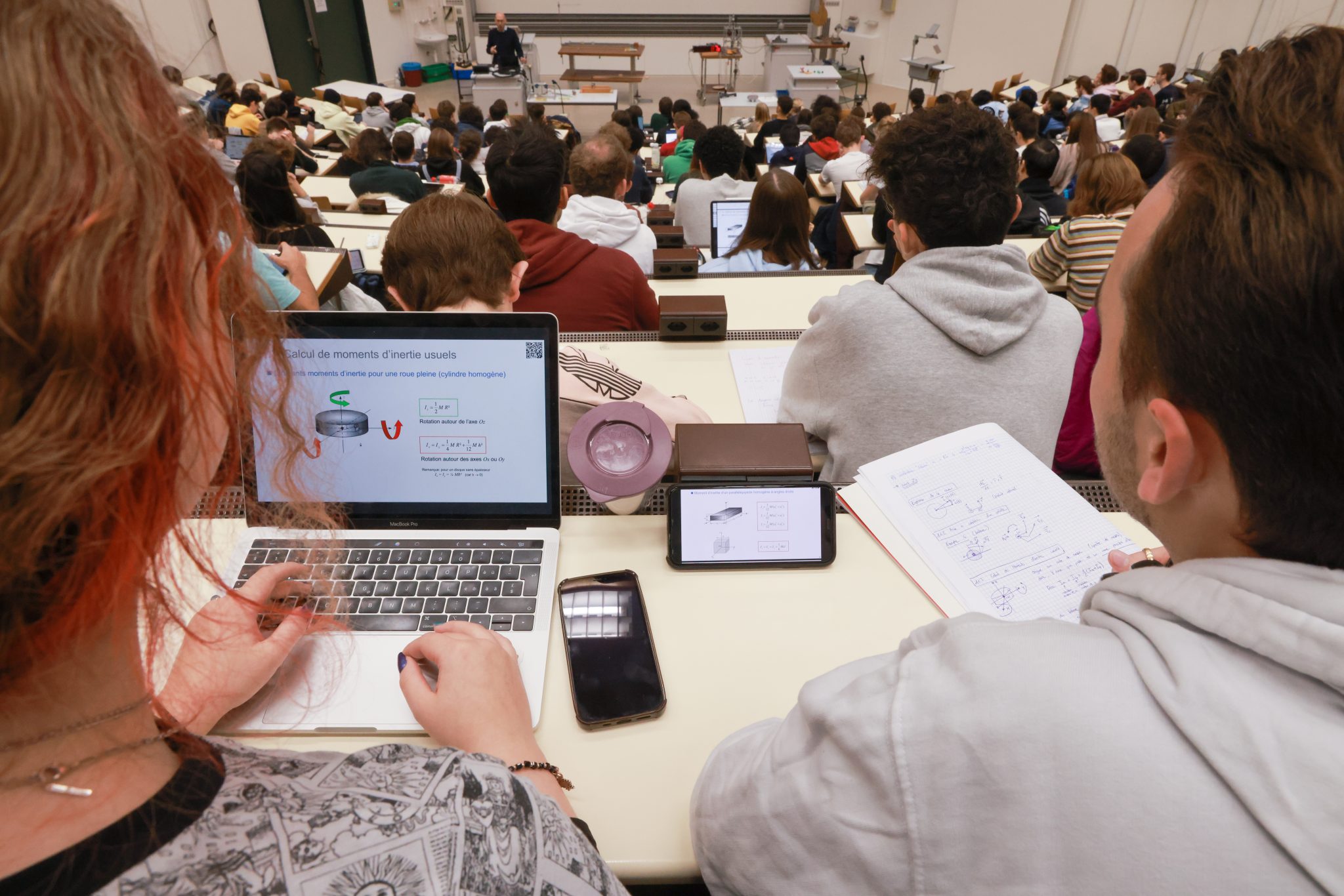 Evaluating online and on-campus maths courses ‒ Educational initiatives ...